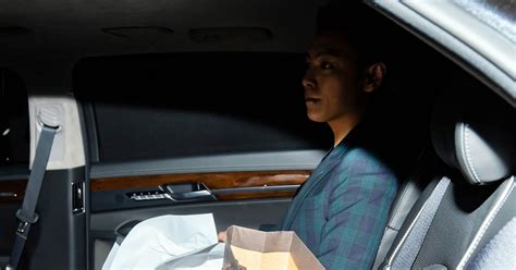 포토 탑 고급승용차 뒷자리 앉아 퇴근