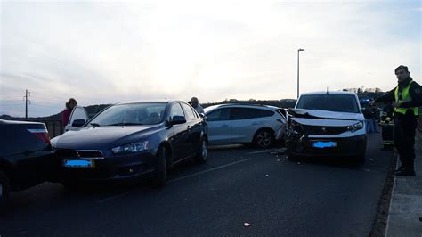 Dois Acidentes Envolvendo Sete Viaturas Cortam Trânsito Na Ponte D Luis