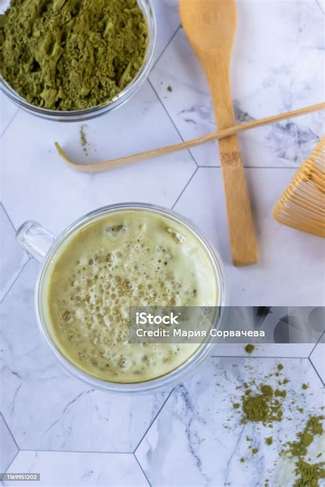 코코넛 밀크를 곁들인 말차 그린 라떼 티 이 라떼는 경기의 에너지와 건강상의 이점을 즐길 수 있는 맛있는 방법입니다 말차는 항산화물질이 가득한 녹차 잎 분말입니다 수직 방향