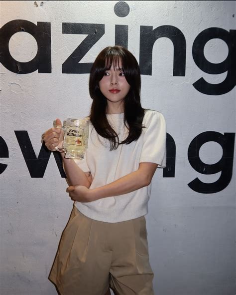 응답하라 1994 민도희 니트 딸랑 입은 소탈함 세련된 롱부츠 신은 쇼츠룩 뷰티는 내운명