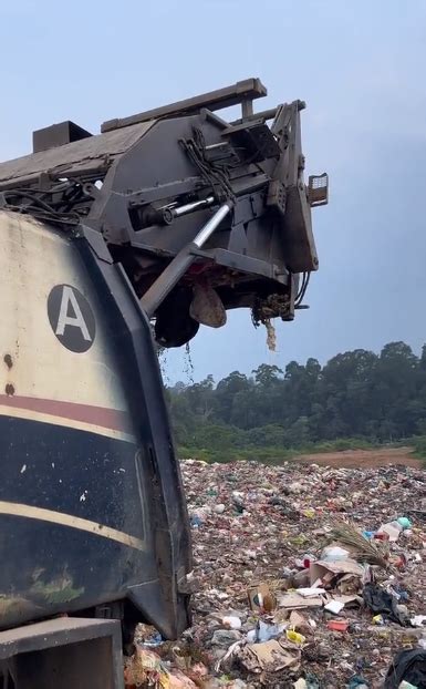 Ramai Tertanya Tanya Abang Ni Tunjuk Proses Macam Mana Lori Sampah Kosongkan Muatan