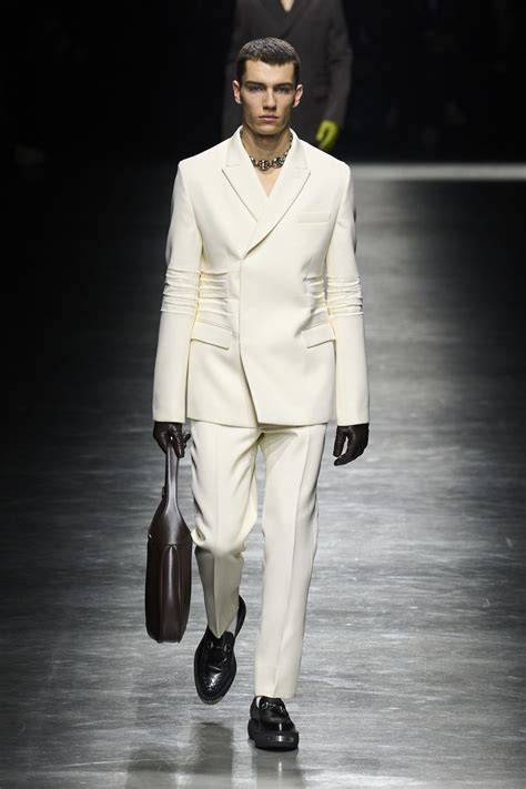 Gucci 2024秋冬男裝大玩既視感遊戲！揭開「鏡射」視角演繹的義式性感