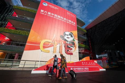 上海：第六届进博会全面恢复线下办展 “四叶草”蓄势绽放 人民图片网