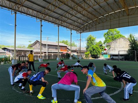 📌ภาพการฝึกซ้อมทีมกีฬาฟุตบอลของนัก โรงเรียนลำไพลศานติวิทย์