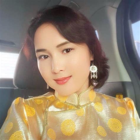 Үржинханд Нандин хүсэл Нөмөр газраар алхаж Нүцгэн хөлөө дулаацуулж Өвөр газраар тэнүүчилж