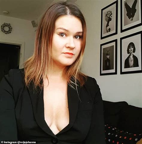 Finlands Prime Minister Sanna Marin Is Criticised For Wearing Blazer