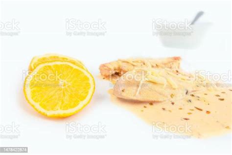 레몬과 향신료를 곁들인 크림 소스에 식욕을 돋우는 치킨 필레의 선택적 초점 샷 건강한 생활방식에 대한 스톡 사진 및 기타 이미지