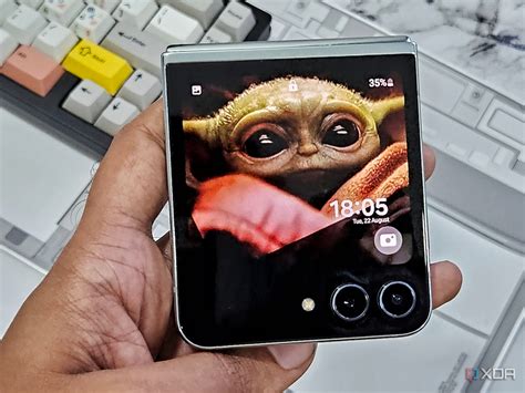 How To Set Animated Wallpapers On The Galaxy Z Flip 5 Cover Screen
