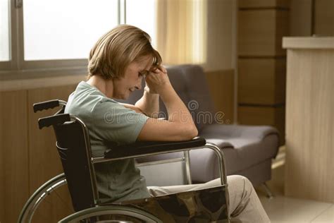 Mujeres Adultas Pacientes Tristes Solas Sentadas En Silla De Ruedas En