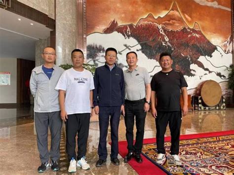 罗旺次仁校长看望慰问我校备战全区第十三届运动会的运动员和教练员 西藏民族大学