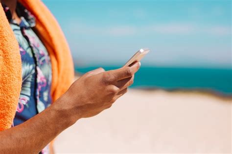 Homme Utilisant Un Téléphone Portable Photo Gratuite