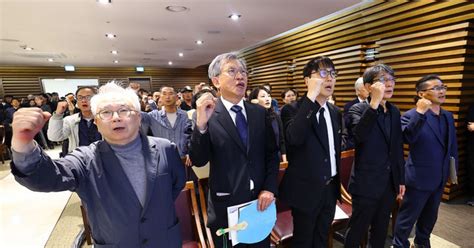 임을 위한 행진곡 부르는 참석자들