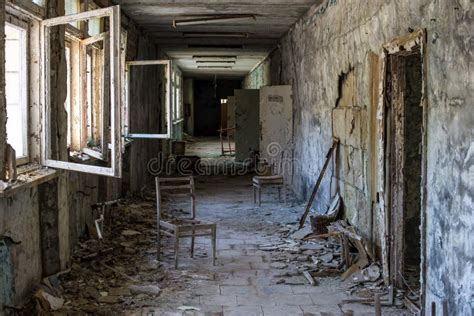 Pasillo De La Escuela Secundaria Abandonada En La Ciudad En Zona De