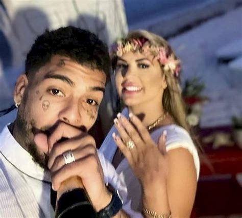 Mãe de MC Kevin vai ao túmulo do filho levar flores e emociona web