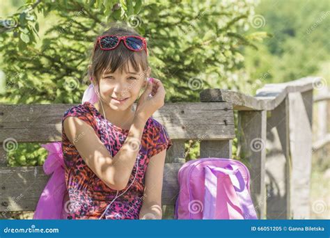 A Menina Sentou Se Para Baixo Para Descansar A Escuta O Jogador Com