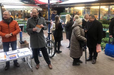 Kampania samorządowa w Krakowie Andrzej Kulig zbierał podpisy poparcia