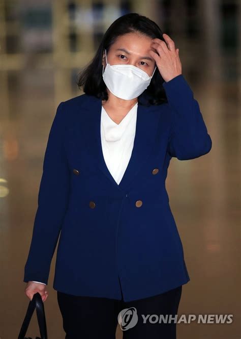출국하는 유명희 통상교섭본부장 연합뉴스