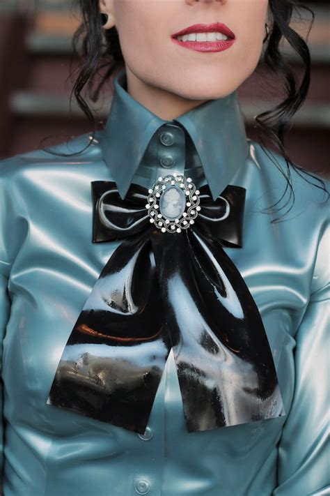 Latex Gummi Mode Schleife Kamee Handmade Sebastian Cauchos Haute