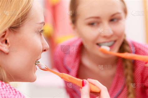 浴室女人牙膏牙齿美白牙刷二件式睡衣人的牙齿水平画幅健康