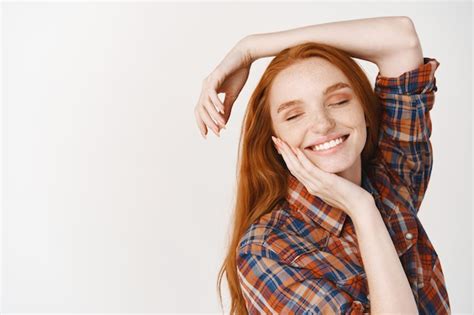 Retrato De Jovem Ruiva Linda Alegre Sorrindo Com Os Olhos Fechados