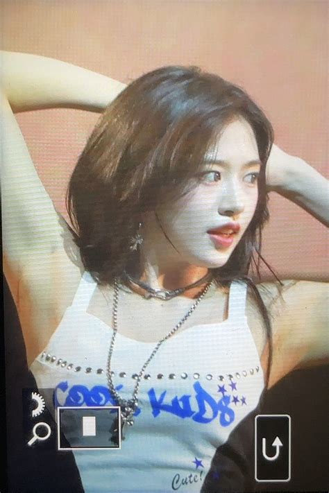 땀을 많이 흘리는 아이브 안유진 민소매 겨 청핫팬츠 매끈한 엉벅지 아이브