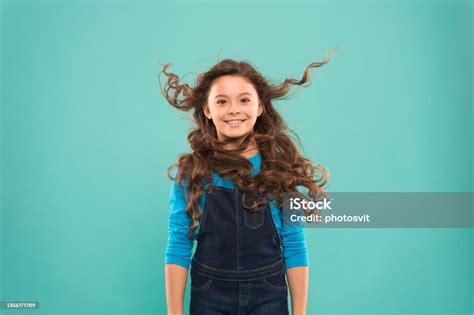 작은 아이 긴 머리 긴 화려한 머리를 가진 소녀 활성 아이 신선한 드라이 샴푸 신선하게 강하고 건강한 모발 컨셉 좋은 깔끔한 헤어 스타일 아이들을위한 헤어 스타일을 만드는