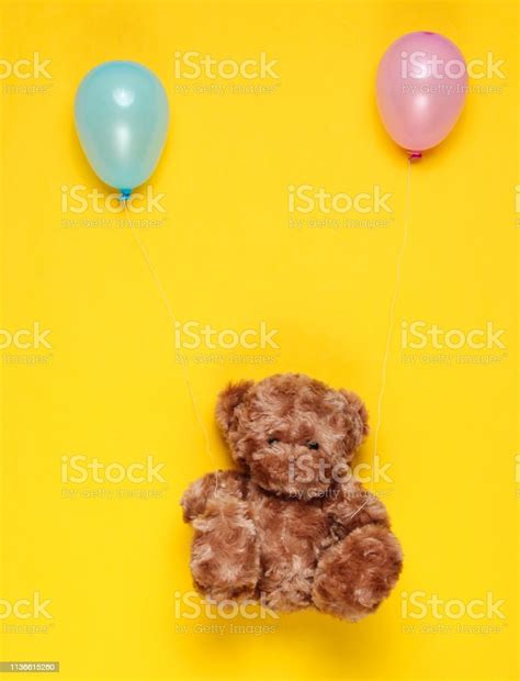 노란색 배경에 풍선이 있는 부드러운 테 디 베어 Minimalism 평면도 생일 선물 갈색에 대한 스톡 사진 및 기타 이미지