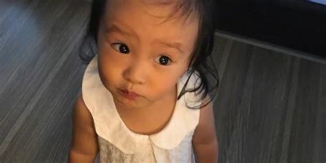 欧弟女儿光脚丫仰头撒娇 大眼睛萌到爸爸不想出门 手机新浪网