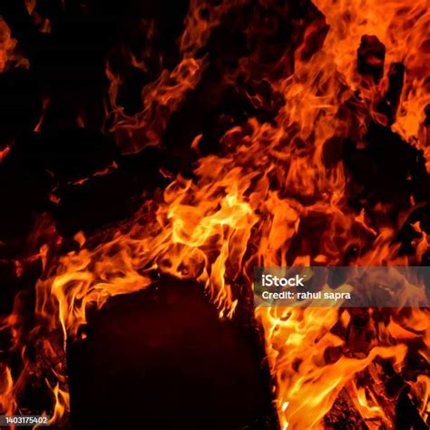 검은 배경에 불 불꽃 불타는 불 화염 질감 배경 아름답게 불이 타고있다 나무와 소 배설물 모닥불로 불 불꽃 0명에 대한 스톡 사진 및 기타 이미지 Istock
