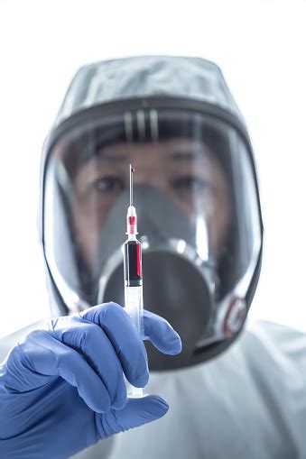Teknisi Lab Memegang Jarum Suntik Dan Sampel Darah Di Dalamnya Ilmuwan