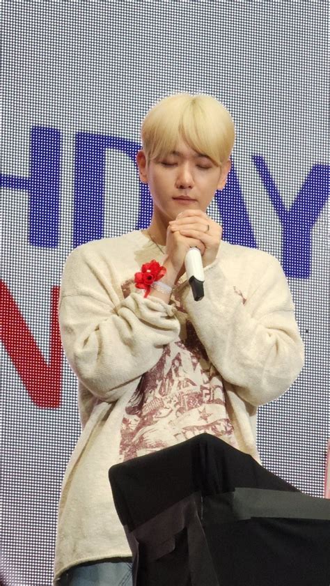 EXO Fans Empujaron A Baekhyun En El Aeropuerto De Incheon