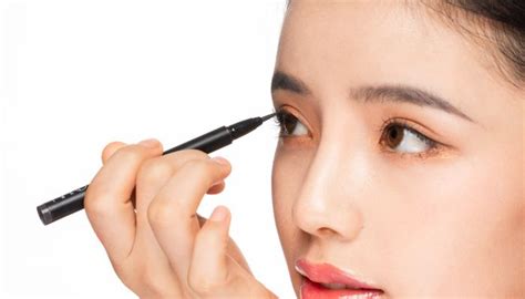 如何化妆使眼睛变大 天奇百科