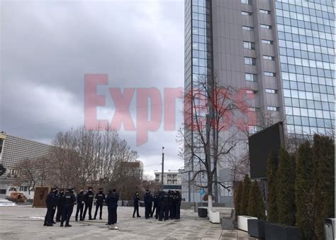 Protesta E Psd Së Policia Vendoset Para Objektit Të Qeverisë Gazeta