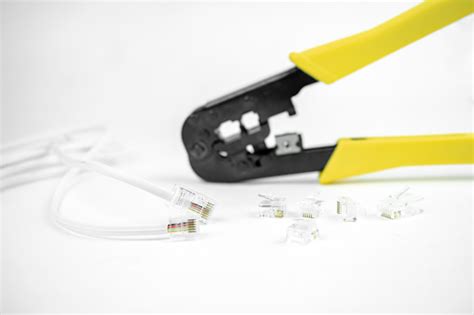 인터넷 또는 전화 선 케이블 및 크림퍼 트위스트 케이블 도구 트위스트 쌍 Utp 고양이 5 압착 Rj45 Lan 케이블 Rj45 커넥터압에 스테핑 0명에 대한 스톡 사진 및