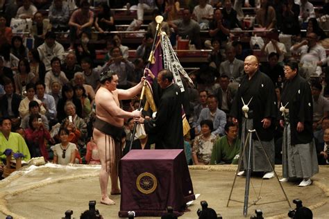 ＜千秋楽の様子＞表彰式。審判部長の二所ノ関親方より優勝旗を受ける白鵬。sumo 日本相撲協会公式九月場所 前売券販売開 Scoopnest