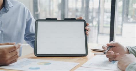 브레인 스토밍 및 토론 과정 새로운 스타트업 프로젝트와 함께 일하는 젊은 비즈니스 승무원 사진 빈 화면 태블릿을 들고 있는 남자 사진 Unsplash의 아이디어 이미지
