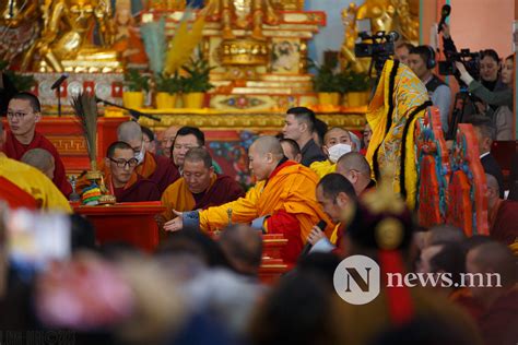 Фото Тэргүүн их хамба гэвш лхаарамба Д Жавзандорж ламыг ширээнд нь