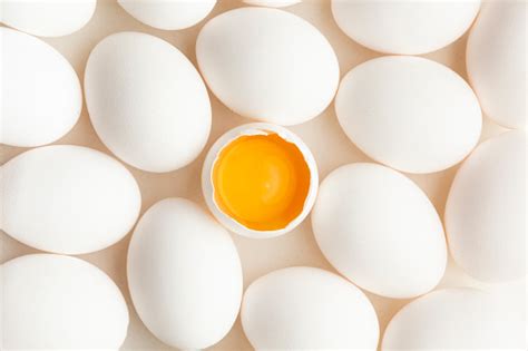 흰색 배경에 흰 달걀 하나의 달걀은 다른 달걀과 달리 부서집니다 갈색에 대한 스톡 사진 및 기타 이미지 갈색 개념 개념과