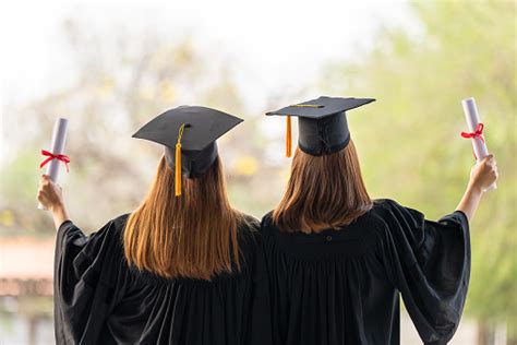 대학 졸업생의 여성 졸업생은 교육을 보여주고 축하하기 위해 학위 인증을 보유하고 있습니다 대학에서 성공 20 24세에 대한 스톡 사진 및 기타 이미지 Istock