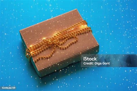 파란색 배경에 크리스마스 선물 상자입니다 밝은 페스툰 조명 이중 노출 공간을 복사합니다 매직 휴일 인사말 카드 0명에 대한 스톡 사진 및 기타 이미지 Istock