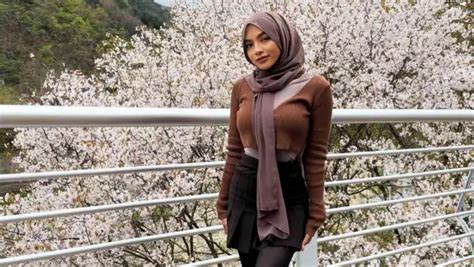 Profil Oklin Fia Selebgram Berbusana Ketat Yang Kontroversial