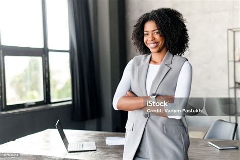 한 아프리카계 미국인 사업가가 조명이 환한 사무실의 창가에 서 있습니다 20 24세에 대한 스톡 사진 및 기타 이미지 20 24세 경영자 권위 Istock