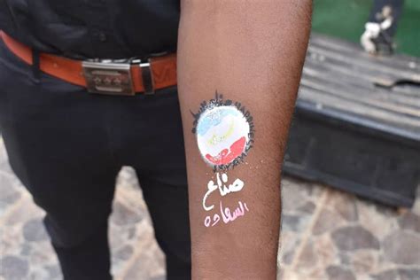 مبادرة صناع السعادة تصنع من رحم الألم باقة من السعادة والابتسامة ️ من