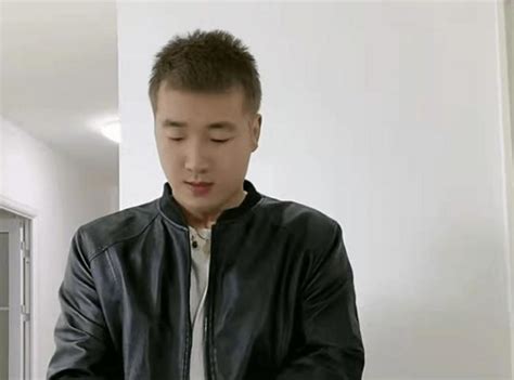 50岁李菁菁下嫁小22岁男友 现离婚前夫发文开撕 星光灿烂 万维读者网（电脑版）