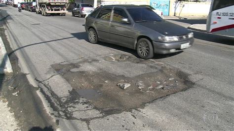 Moradores reclamam dos buracos nas ruas de São Gonçalo Bom Dia Rio G1