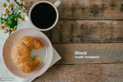 수 제 크 블랙 커피와 아메리카 노 제공 신선한 크루아상 커피와 함께 맛 있는 아침 식사 크로 블랙 커피와 카모마일 평면도 또는