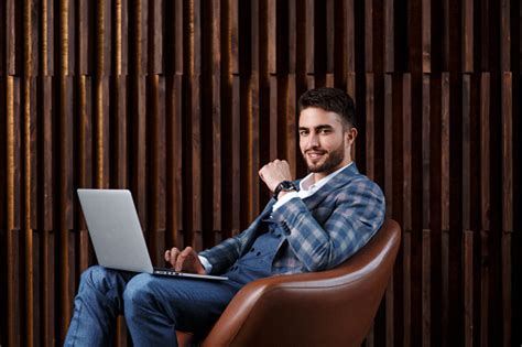 젊은 성공적인 사업가는 로프트 사무실에 앉아있는 동안 노트북 뒤에 작업하고 있습니다 노트북에서 일하는 수염난 남자 경영자에 대한 스톡 사진 및 기타 이미지 Istock