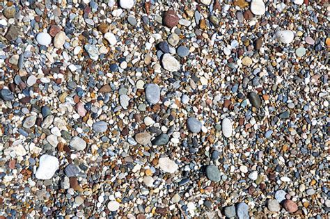 배경에 대한 지중해의 모래 해안에 다양한 모양의 여러 가지 색상의 큰 바다 자갈 0명에 대한 스톡 사진 및 기타 이미지 0명 갈색 개성 개념 Istock