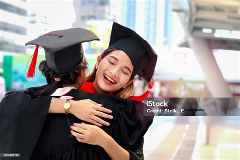 두 명의 행복한 졸업한 여성 학생 성공적인 교육을 축하하고 대학이나 대학 공부를 마친 졸업식 날 친구와 축하하는 사람들 20