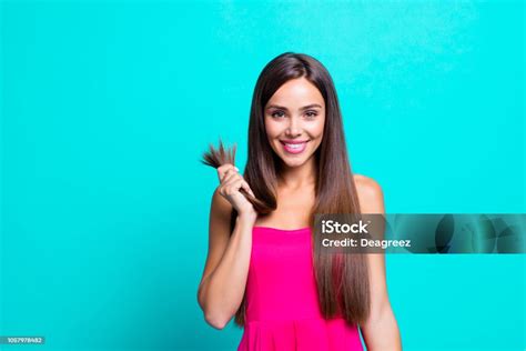 거기에 아무 문제가 없다 머리를 절단 필요 하지 않습니다 밝은 파란색 배경에 고립 된 건강 한 끝을 보여주는 손에 들고 다행 좋은 꽤 만족된 여자의 사진 초상화를 닫습니다